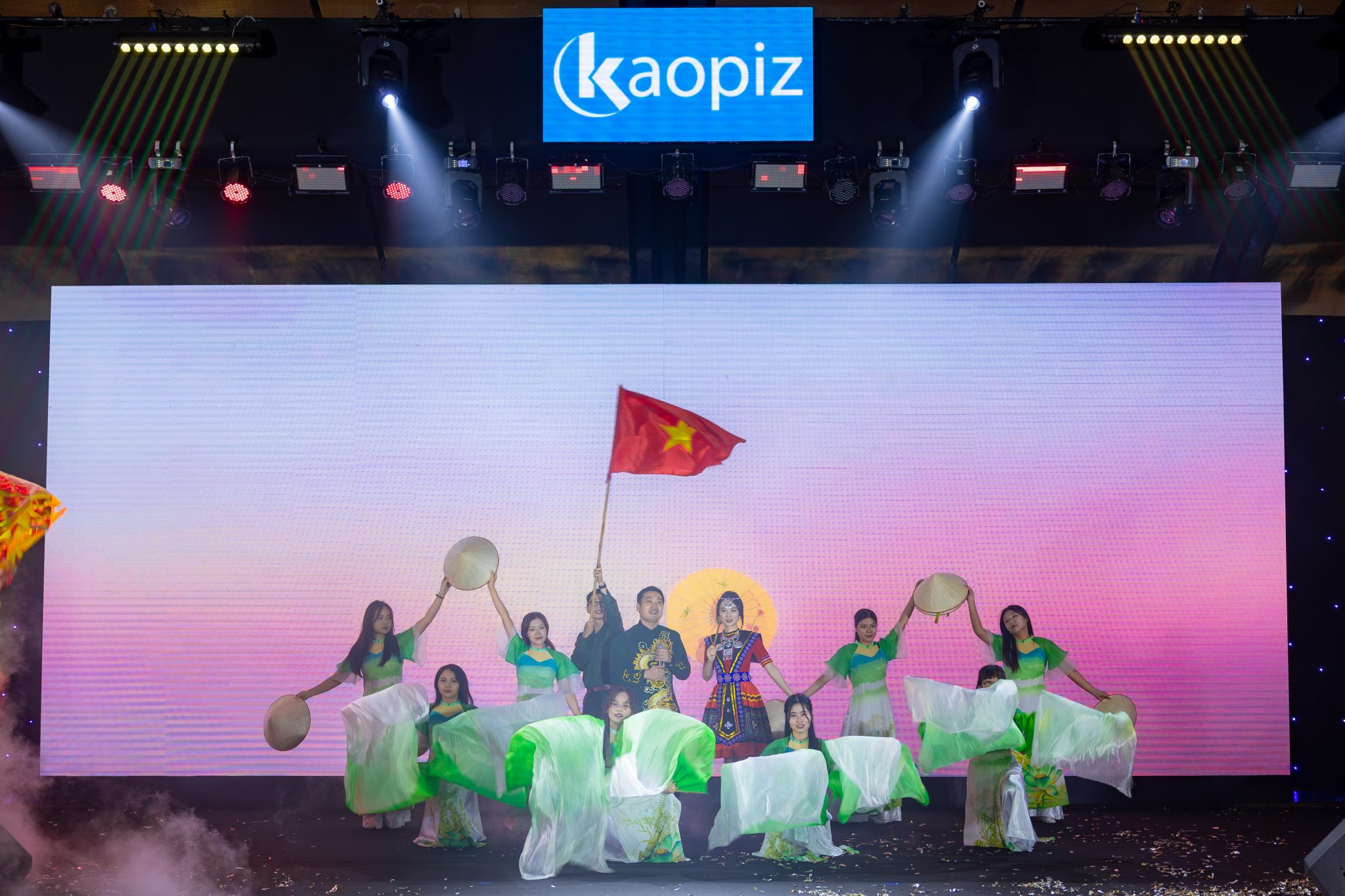 Toàn cảnh Lễ kỷ niệm 10 năm thành lập Kaopiz Holdings - Trang tin nội ...
